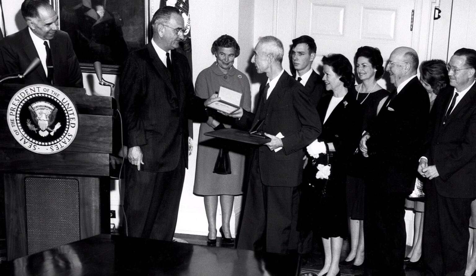 Atomic Bomb Creator | How the Destroyed the Life of its Creator ...